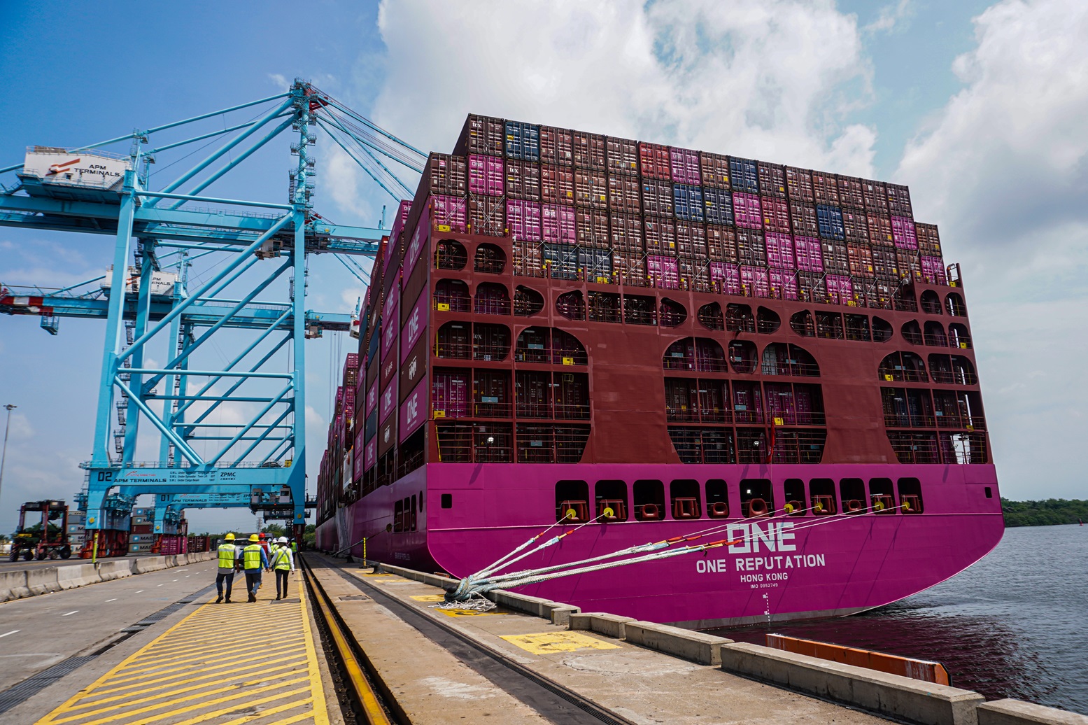 Puerto de Lázaro Cárdenas recibe buque que conecta Asia-México